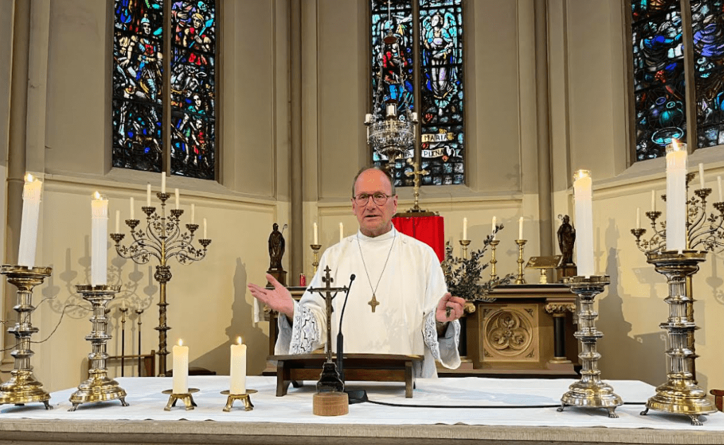 Gewijde palmtakjes liggen achter in de kerk - RK Kerk Joppe
